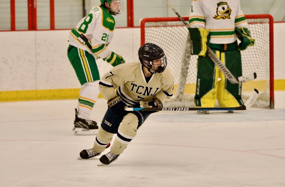 First puck drop of the season for TCNJ’s D1 men’s hockey team ...